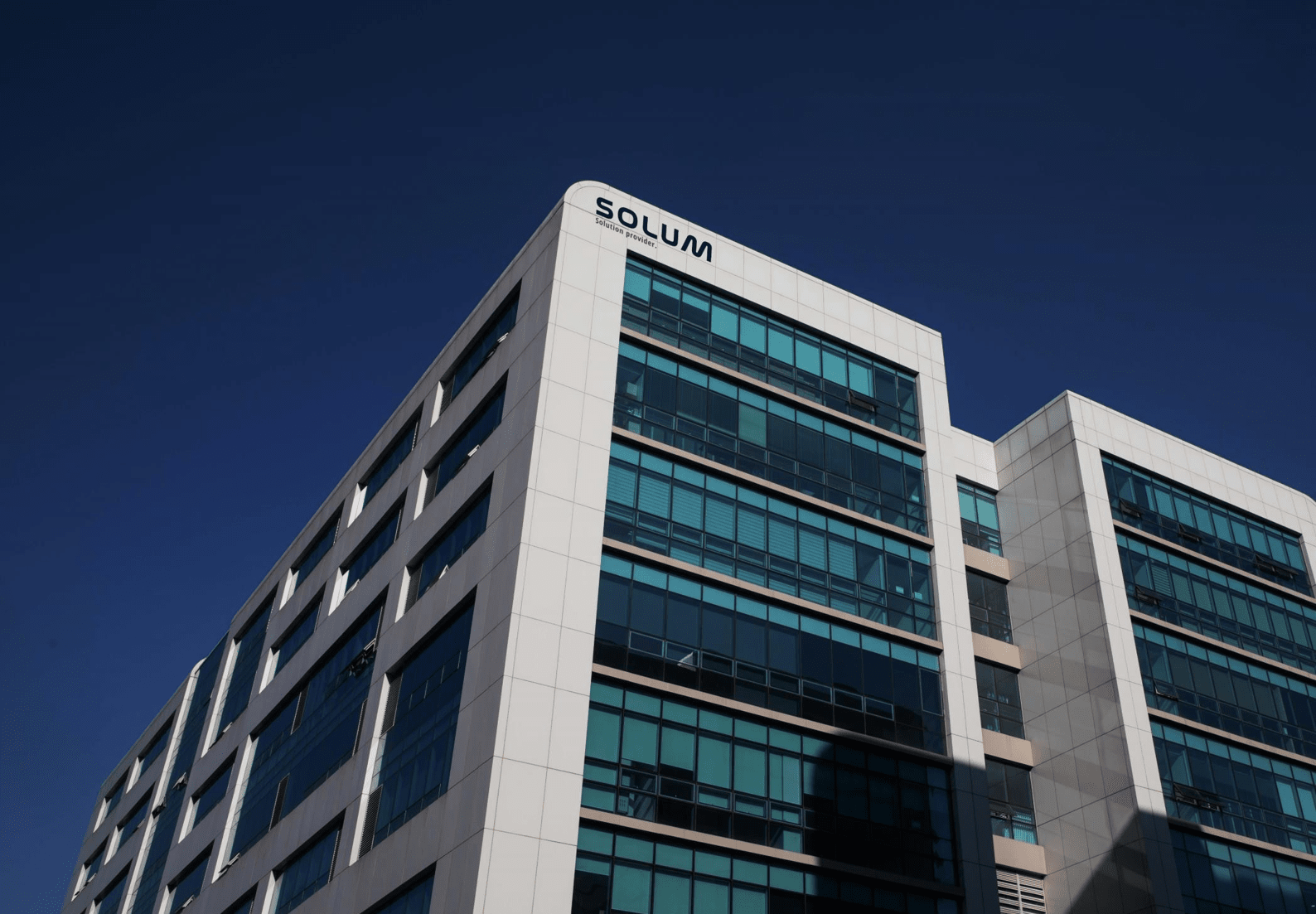 SOLUM ESL Updates Its Brand Identity