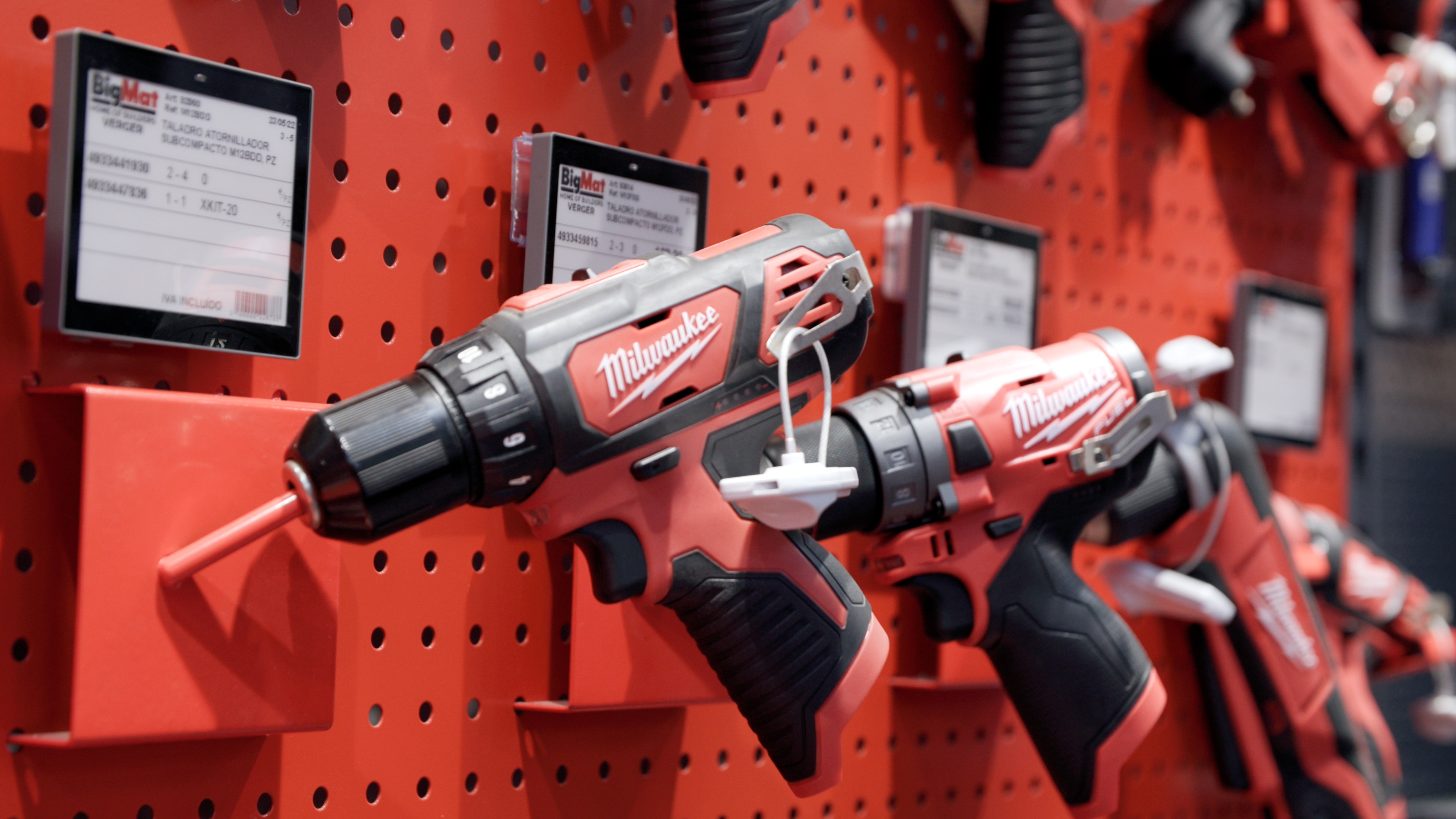 The Advantages of Using Digital Price Labels in Hardware Stores